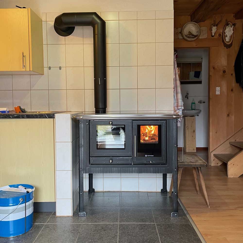 Nostalgie Holzherd Pertinger Vintage in Jagdhütte ob Salouf. - Ofenwelten Küblis